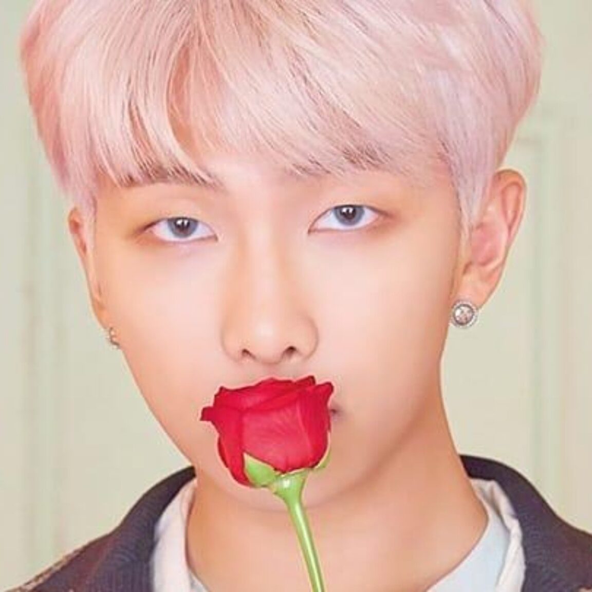 El es el Líder de BTS la banda de KPOP